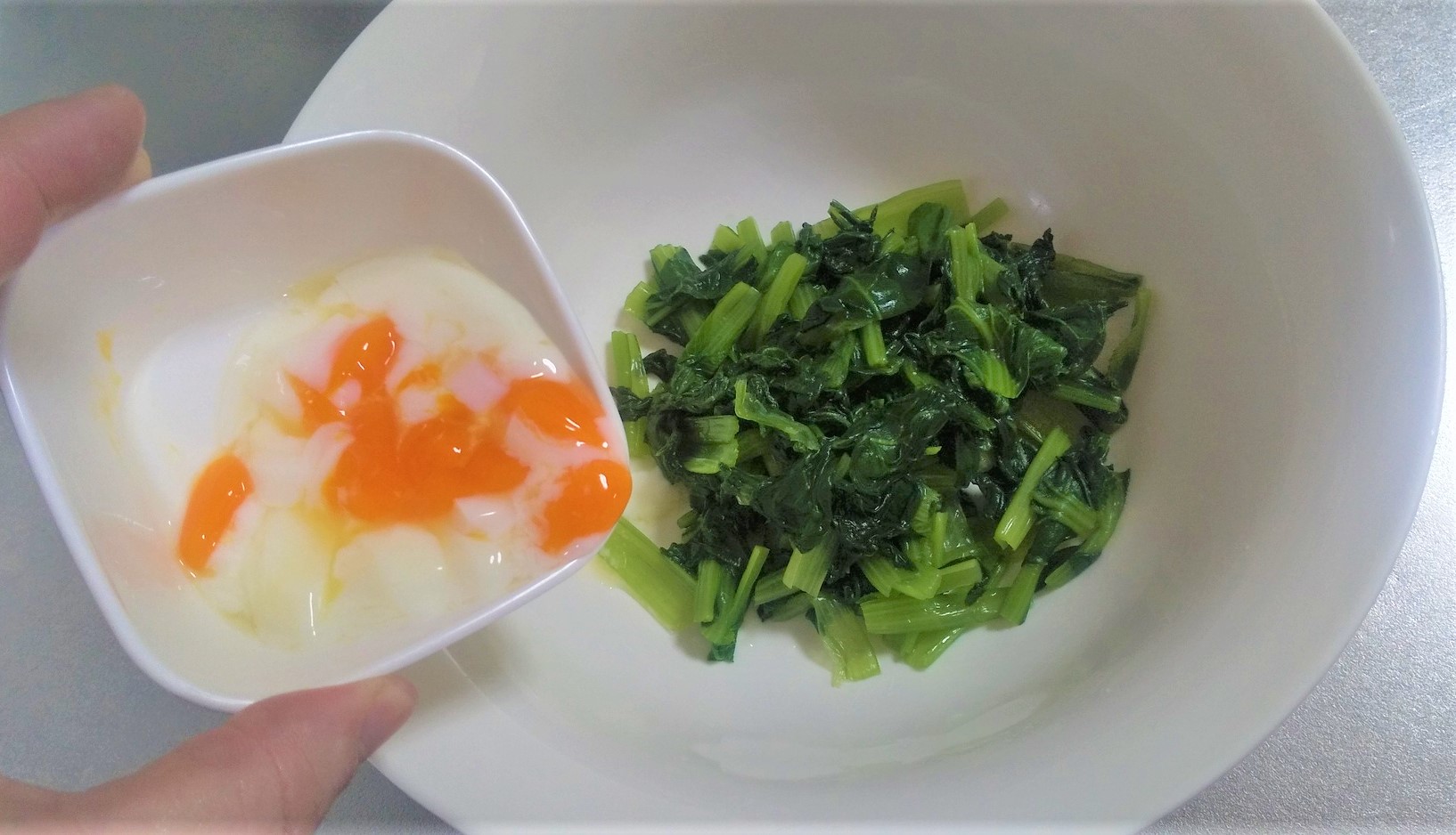 コクうま！青菜の温玉和え｜介護食とカラダのコラム＆レシピ｜食事の相談窓口サイト【ごはんde笑顔そして健康】